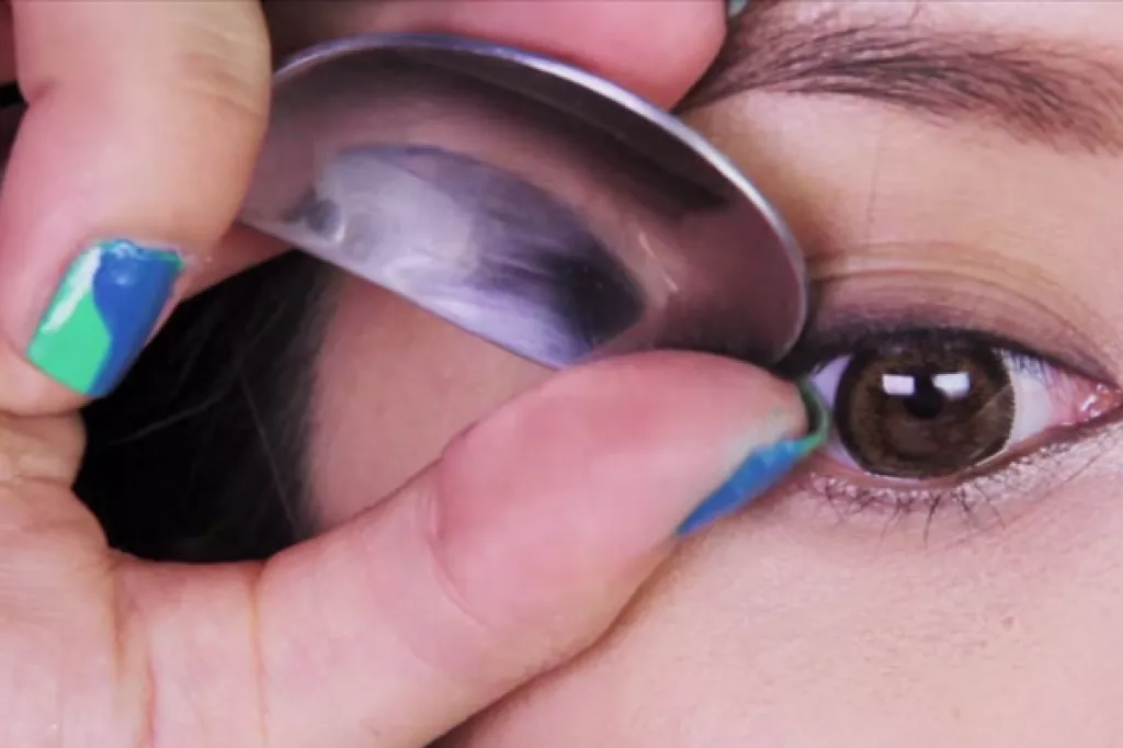 8 Incredibly Genius Beauty Tricks You Had No Idea You Could Do With A Spoon