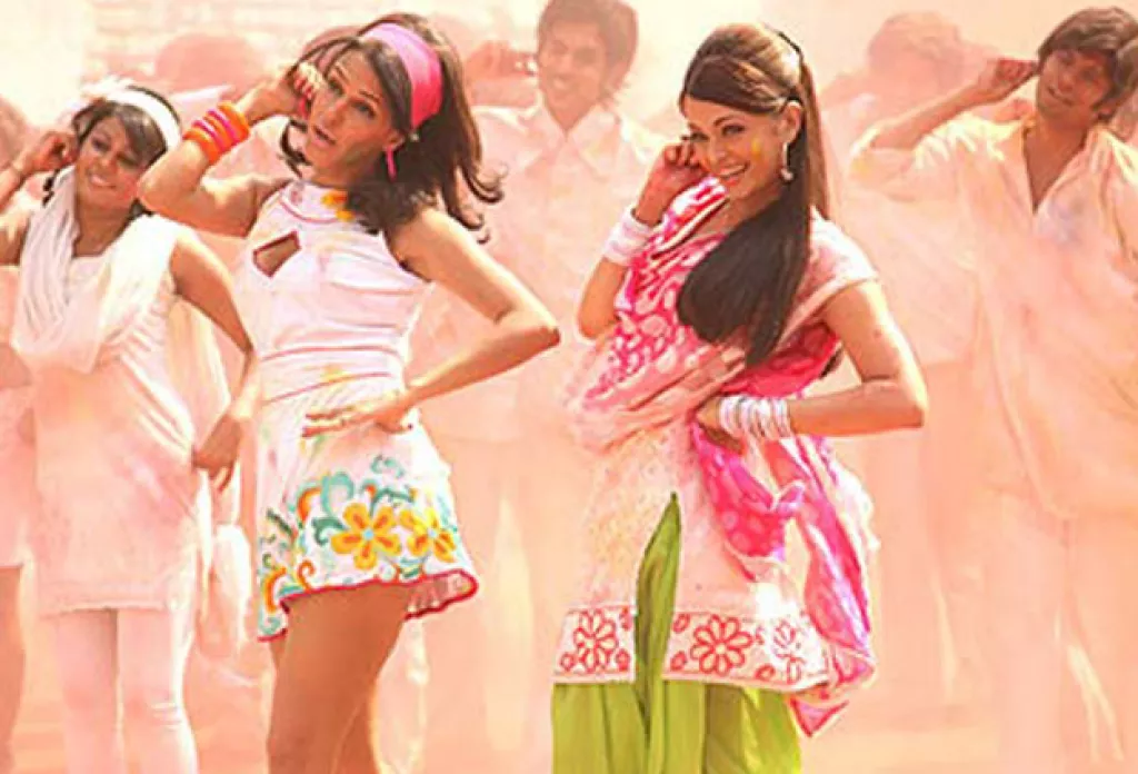 7 Fantastic Tips For Brides To Celebrate Their First Holi After Marriage