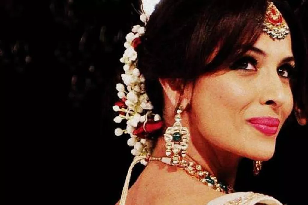 10 Gorgeous Gajra Hairstyles To Dazzle At Your Bestie's Wedding