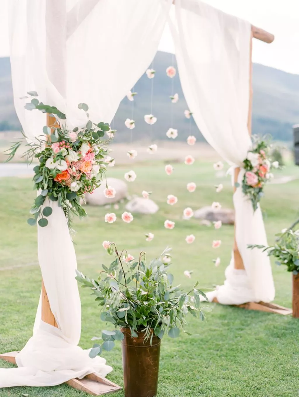 15 Stunning Floral Backdrops For Perfect Wedding Pictures