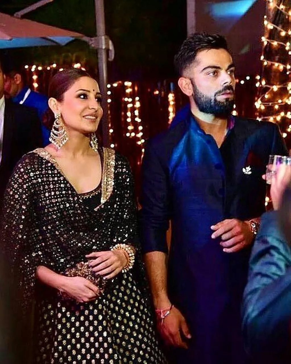 Anushka Sharma And Her Family Fly Out With 'Pandit' To Italy; Are Virat ...