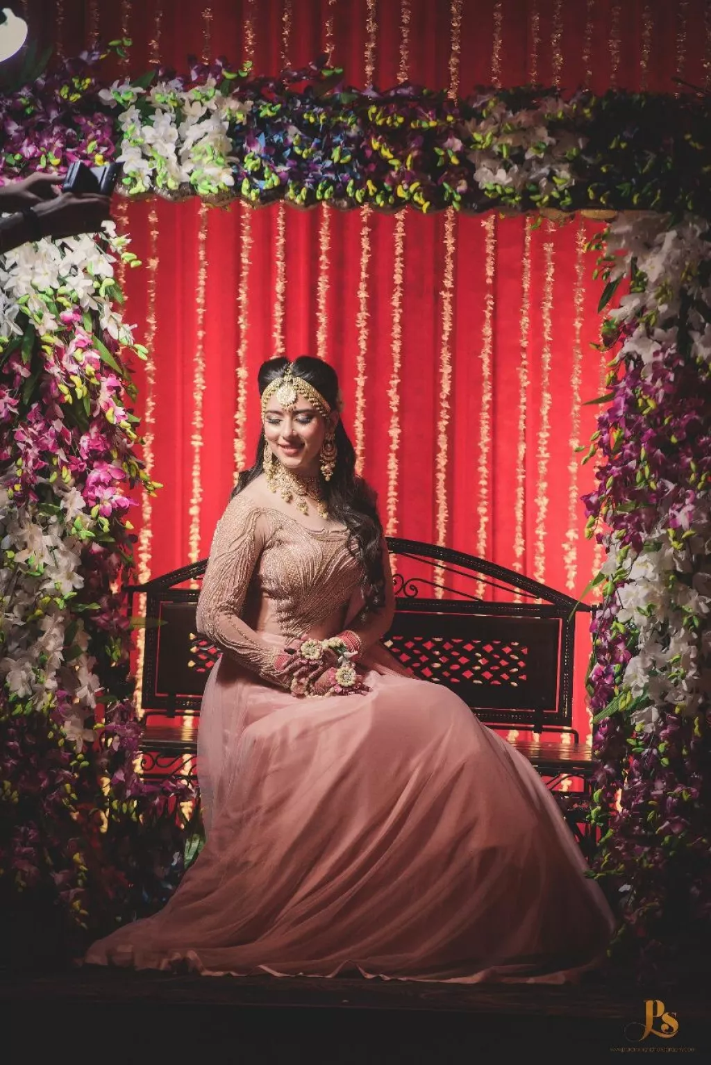 This Bride's Floral String Hairstyle Is So Unique; Mix Of Floral ...