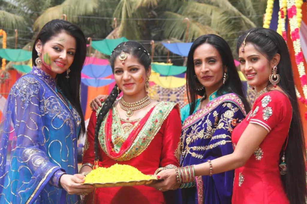 7 Fantastic Tips For Brides To Celebrate Their First Holi After Marriage