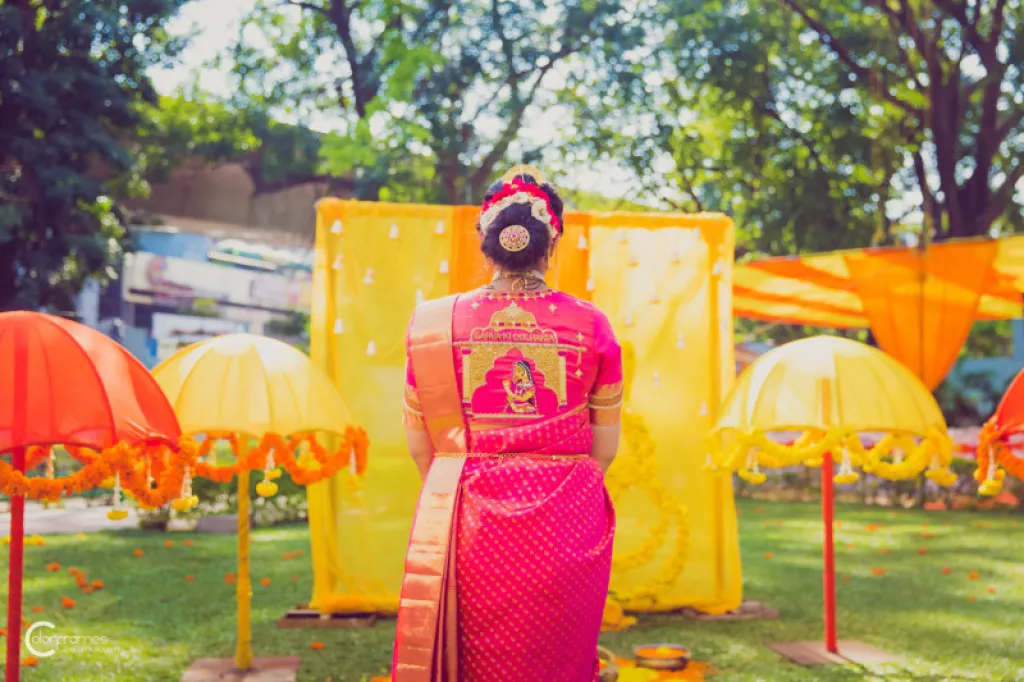 Trendy And Stylish Choli Designs For This Wedding Season