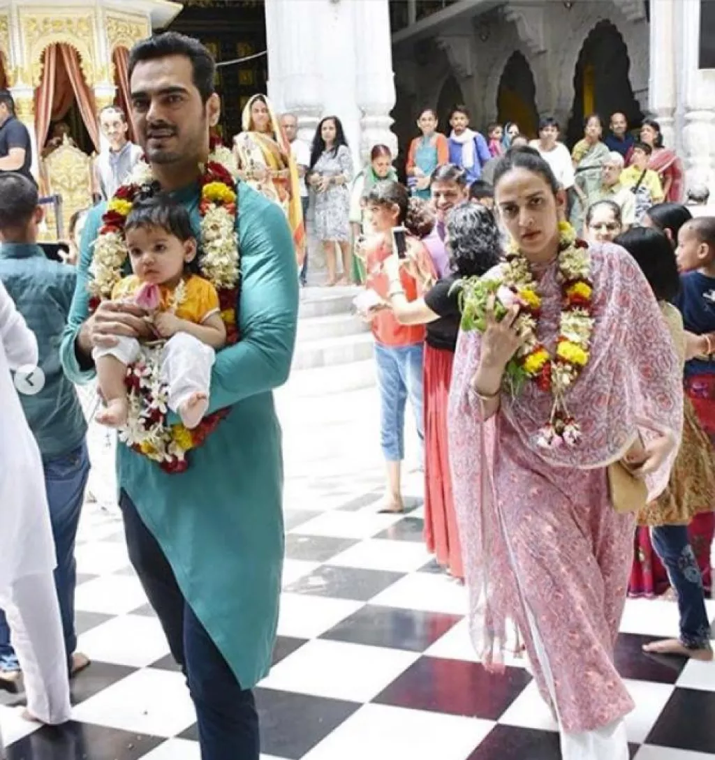 Esha Deol Enjoys Backstage Fun With Her Baby Girl, Radhya Takhtani ...