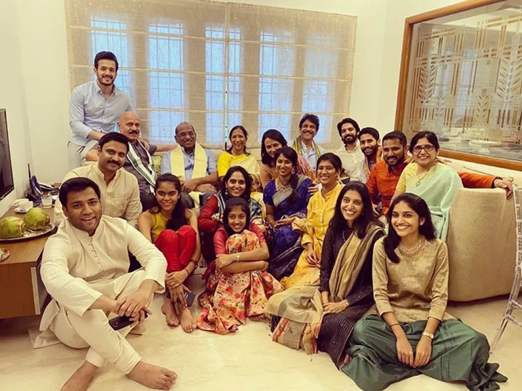 Akhil Akkineni Posts A Beautiful Family Picture Of The Akkinenis' As ...