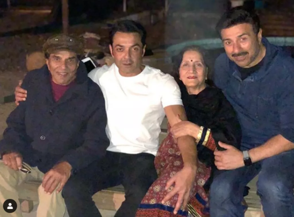 Rare Picture Of Sunny Deol's Wife, Pooja Deol With Her Two Sons Shared ...