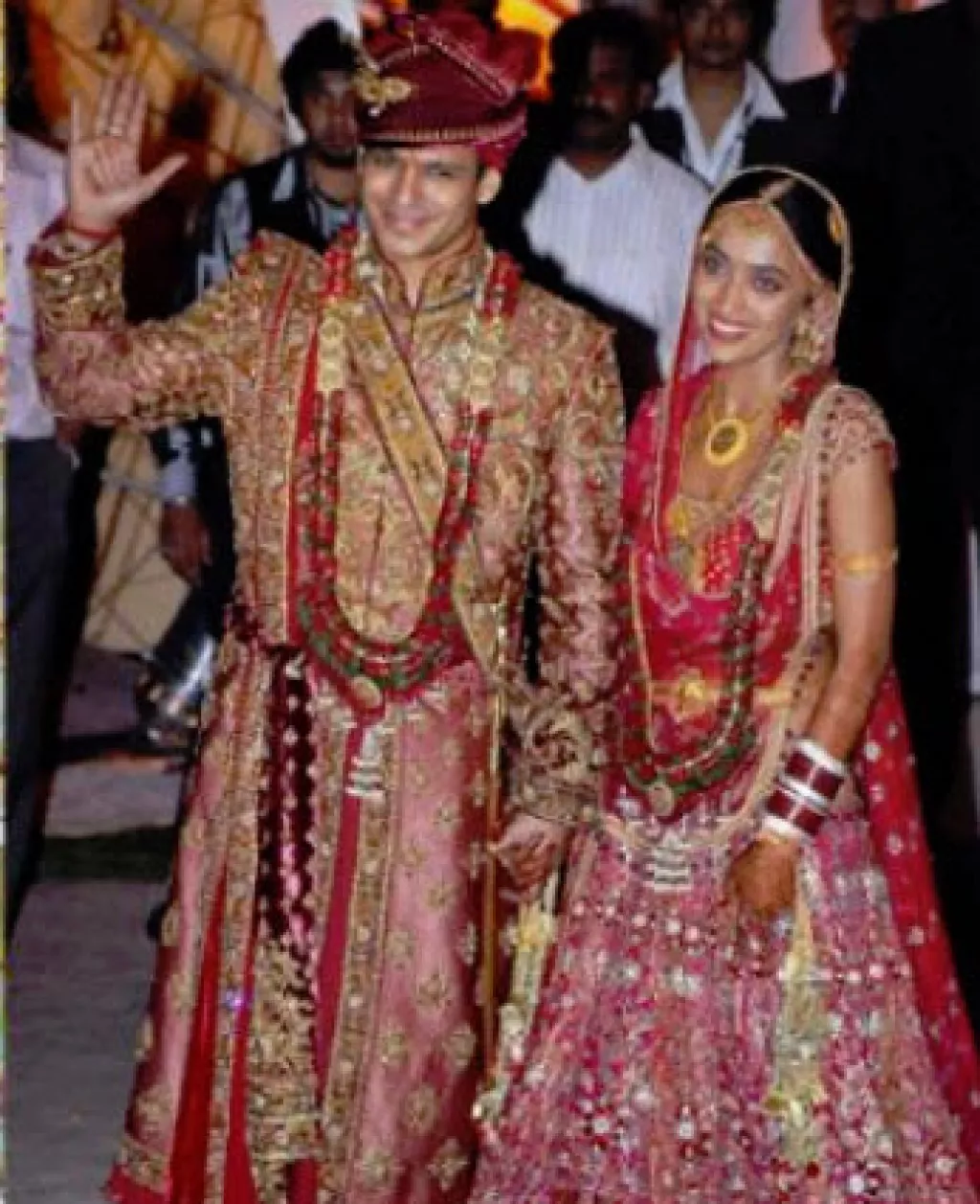 Vivek Oberoi Is Enjoying Family Time With His Parents, Wife And Kids In ...