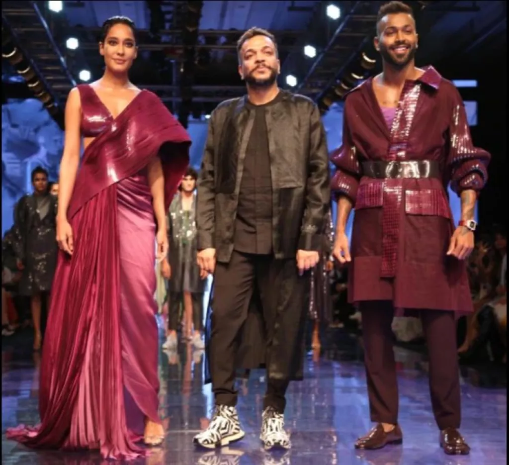 Lisa Haydon Flaunted Her Baby Bump As She Walked The Ramp At The Lakme ...