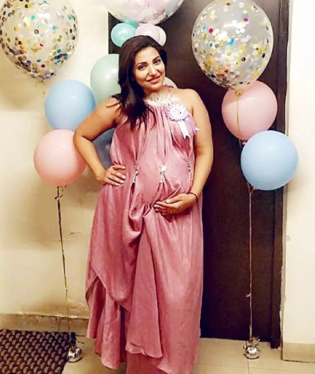 Navina Bole Shares An Adorable Family Photo, Sharing The First Picture ...