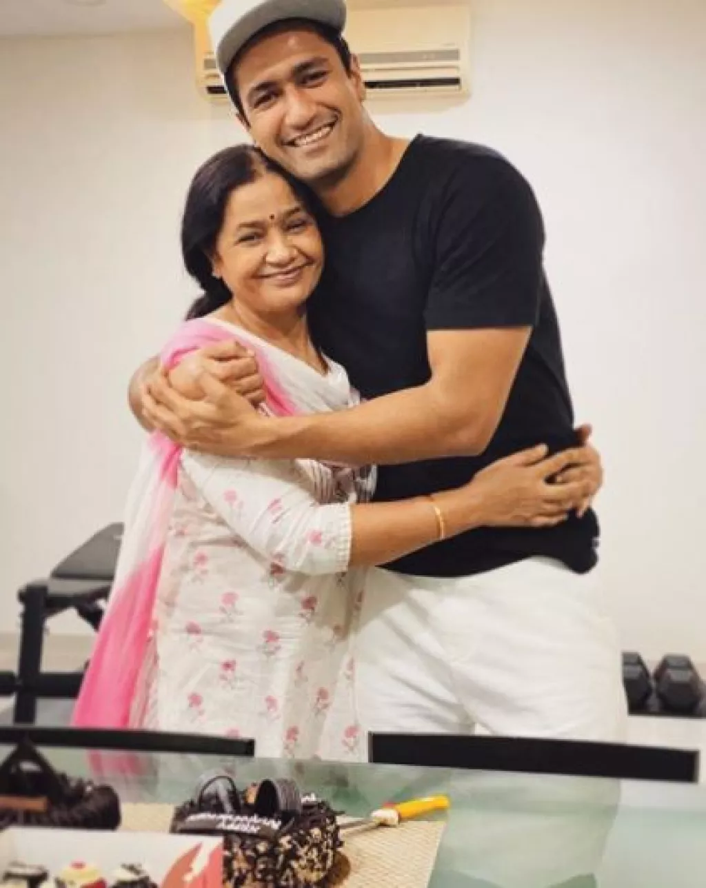 Vicky Kaushal Wishes His Mother, Veena Kaushal On Her Birthday, Proves ...