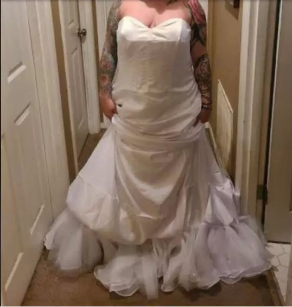 An Angry Bride-To-Be Sends An Email To The Company For Her Bridal Gown ...