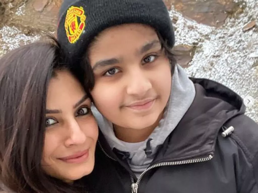 Raveena Tandon Is Enjoying Her Family Time In The Snowy Himachal ...