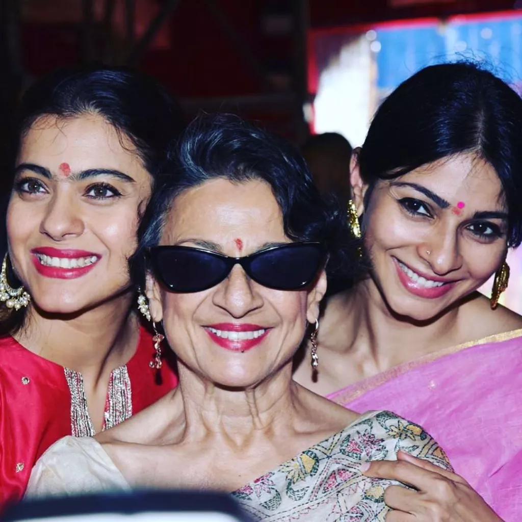 Tanishaa Mukerji Gets Blessings From Mom, Tanuja And Love From Sister ...