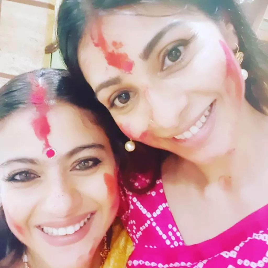 Tanishaa Mukerji Gets Blessings From Mom, Tanuja And Love From Sister ...