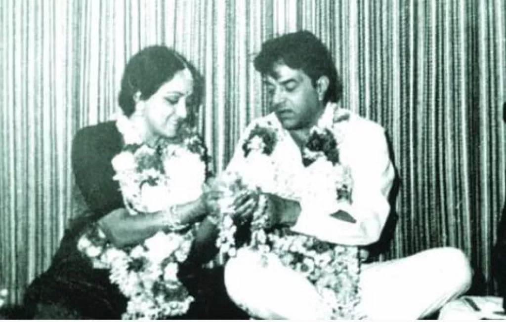 Unseen Picture Of Dharmendra With His First Wife, Parkash Kaur And ...