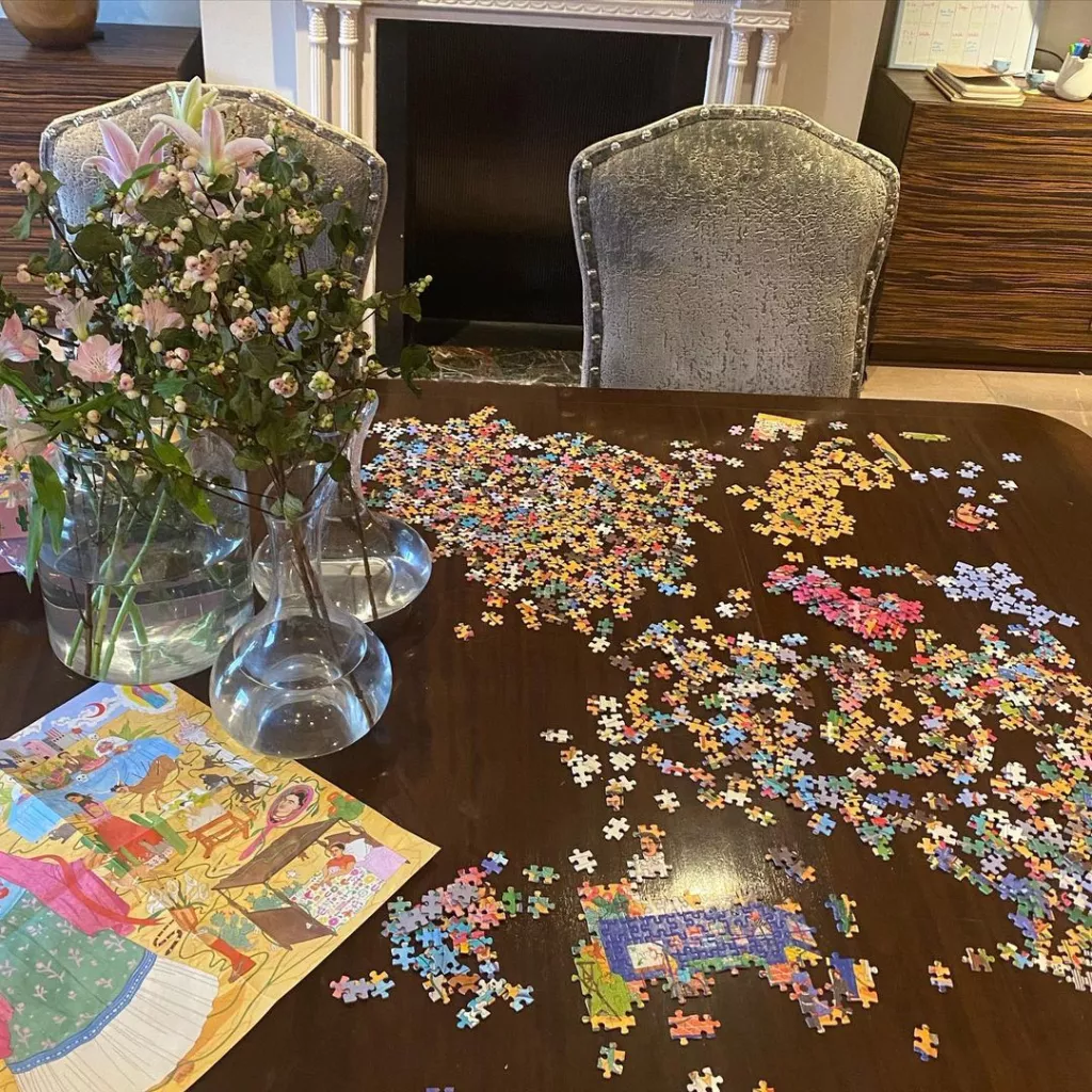 Twinkle Khanna Relives Her Childhood By Playing Jigsaw Puzzle With Her ...