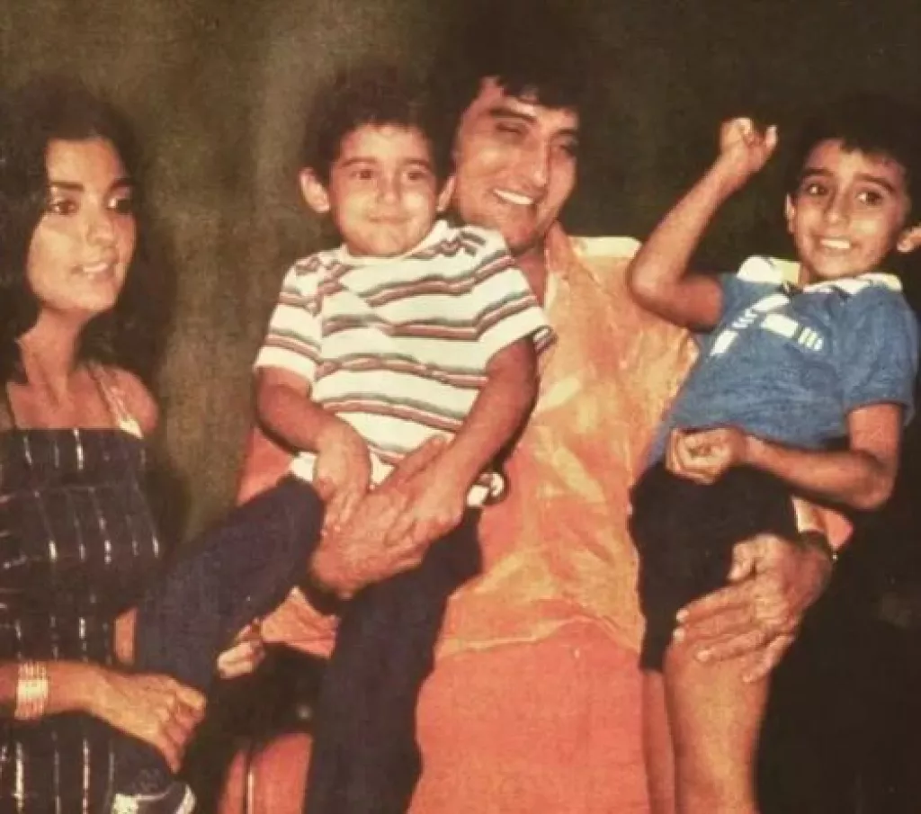 Vinod Khanna's Photo With His First Wife Geetanjali And Their Kids ...