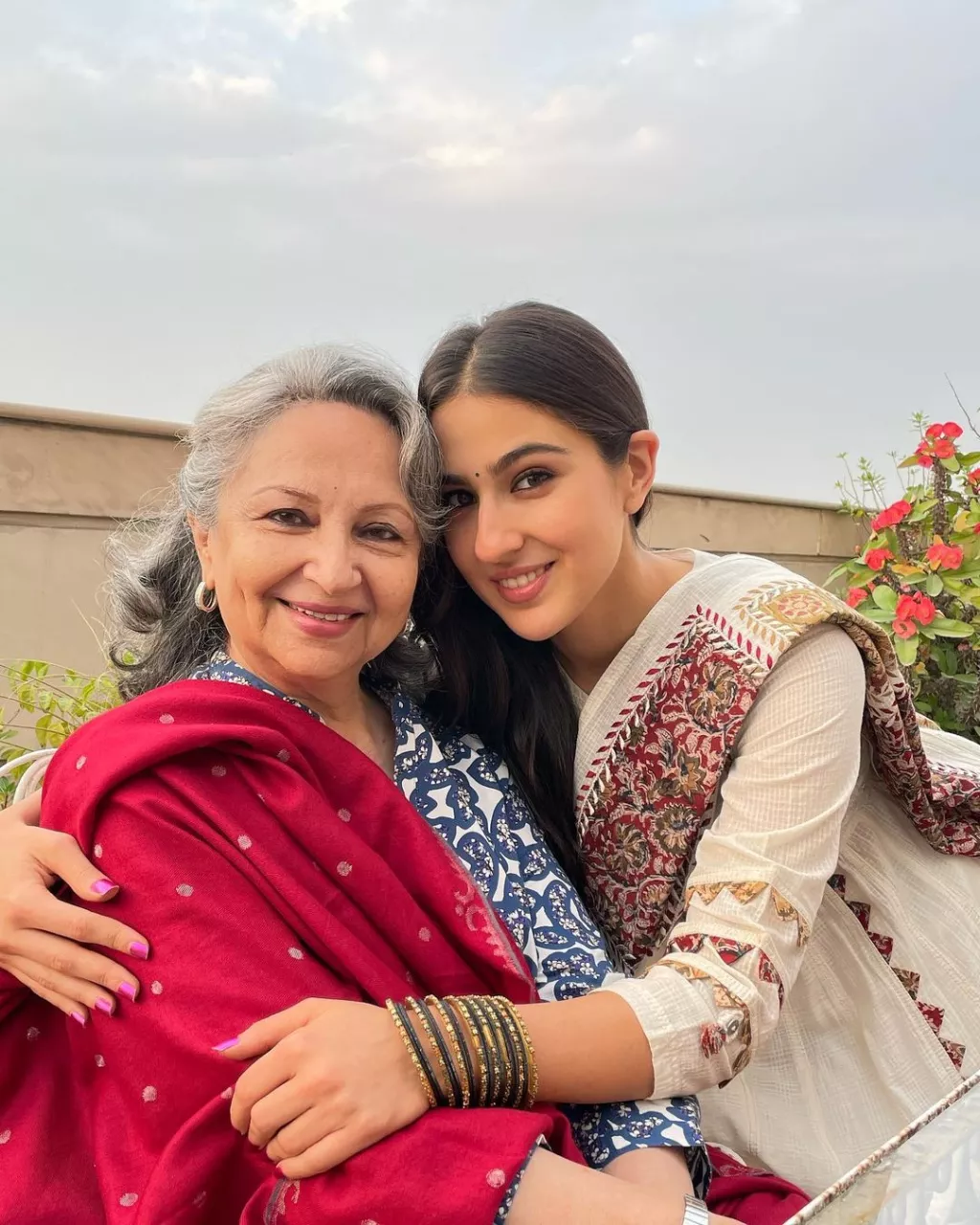 Soha Ali Khan Thanks Her 'Didi', Saba Ali Khan For A Pretty Sweater She ...