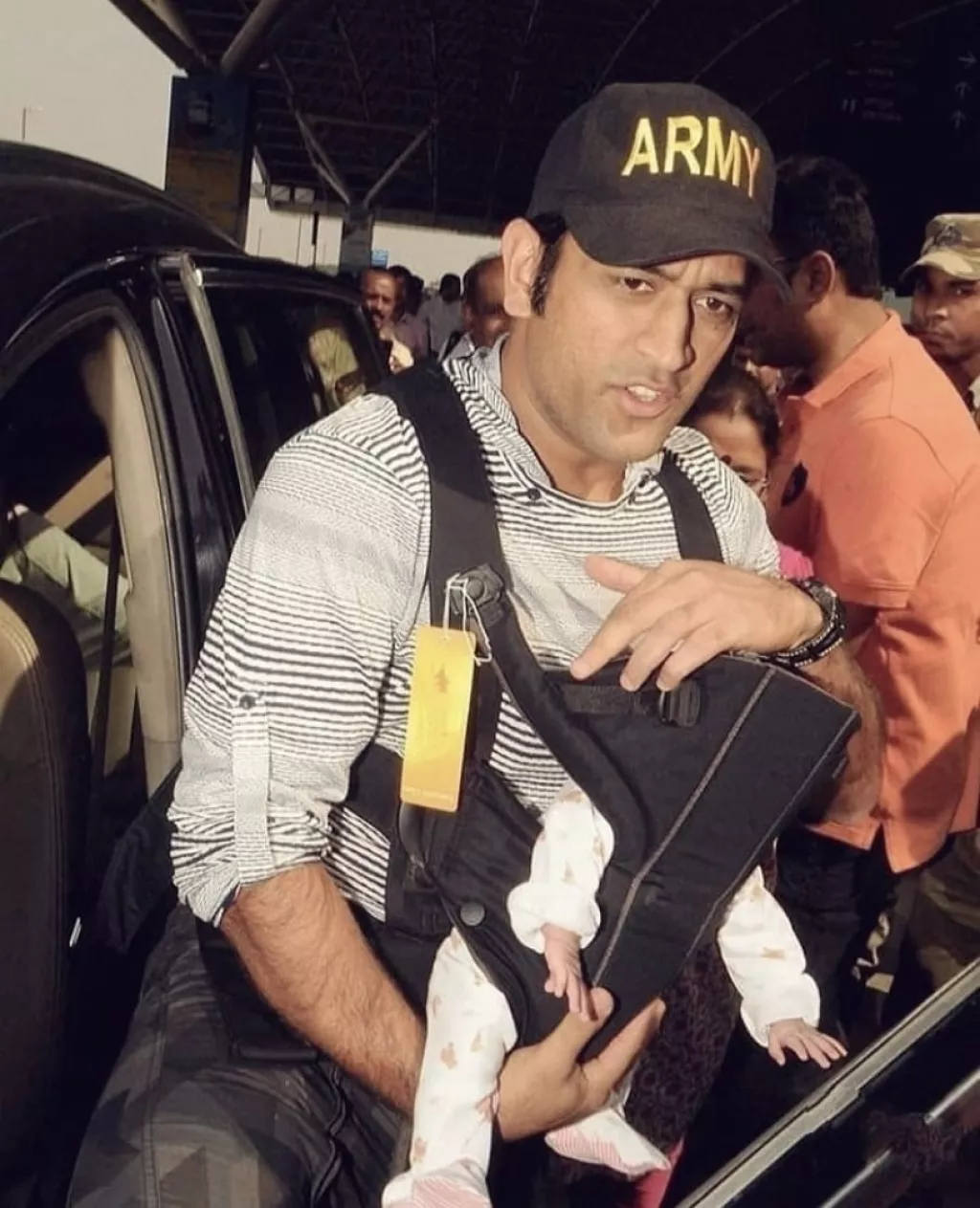 MS Dhoni's Photo With Newborn Daughter, Ziva As He Covered Her In His ...