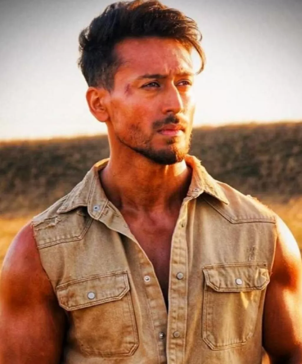 When Jackie Shroff Received An Award On Stage Holding His Sleeping Son ...