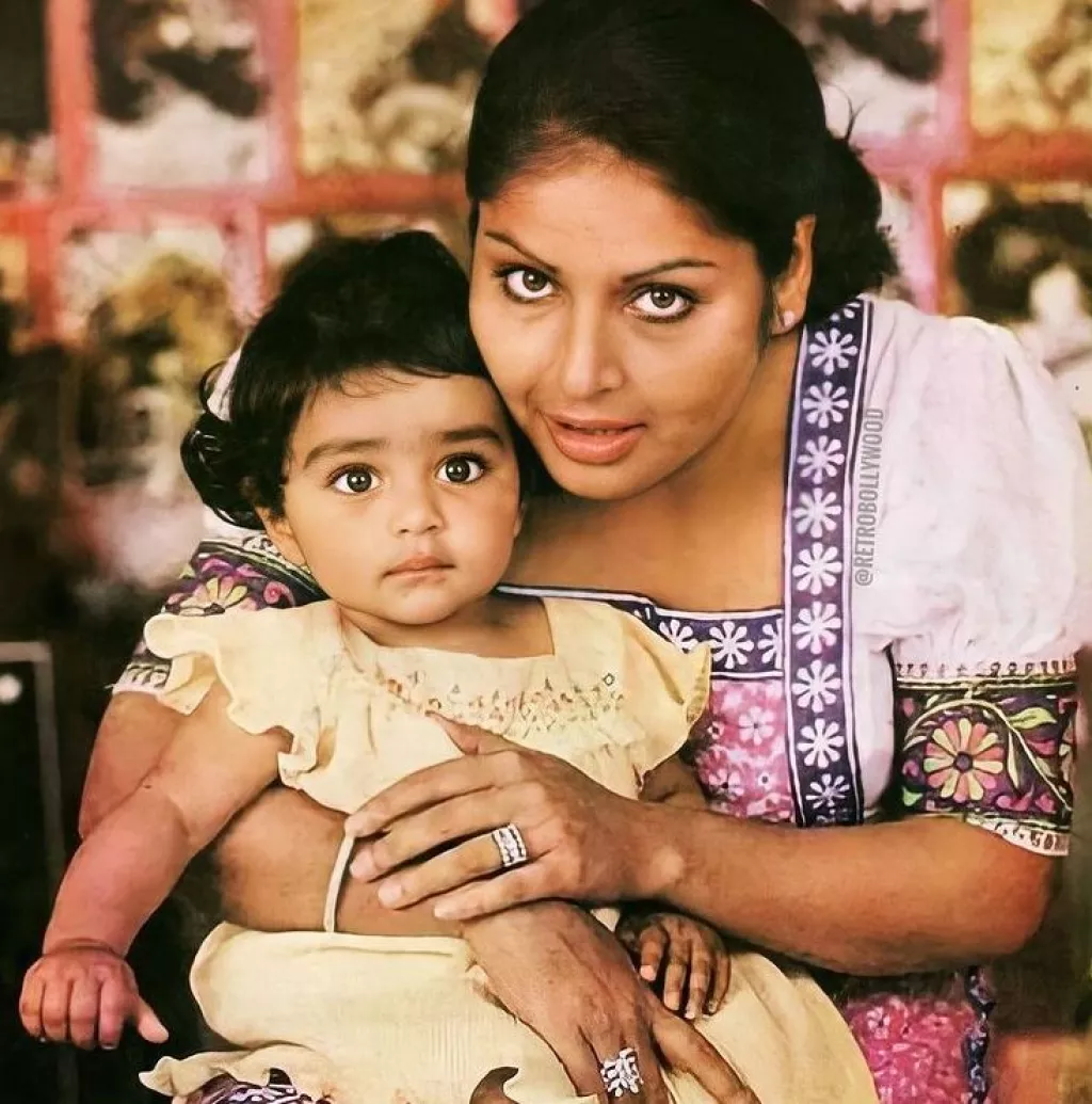 When Rakhee Gulzar Revealed She Preferred Isolation Even After Having 19 Members In Her Family