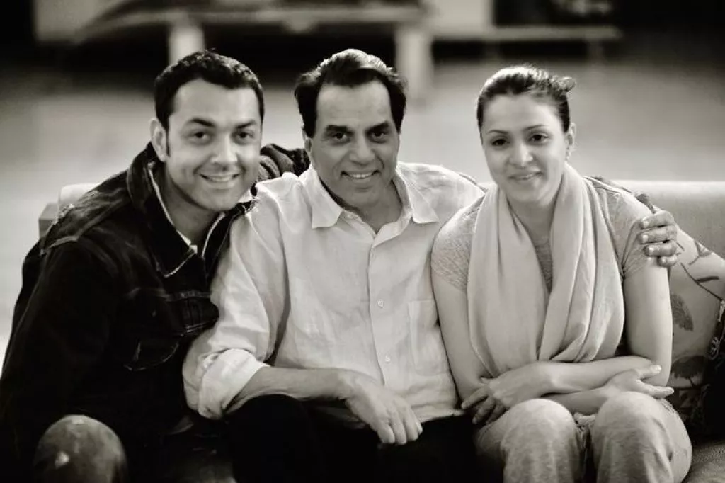 Dharmendra's Throwback Picture With Son, Bobby Deol And 'Choti Bahu ...