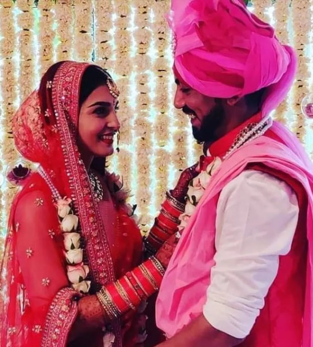 Shiny Doshi's First Look After Marriage, Actress Flaunts Her 'Chooda ...