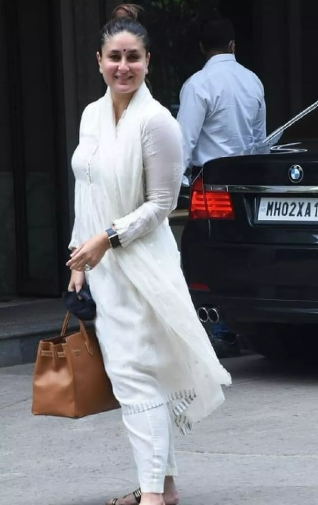 Kareena Kapoor Wore An Off-Shoulder Top Worth Rs 38,000 For Her Recent ...