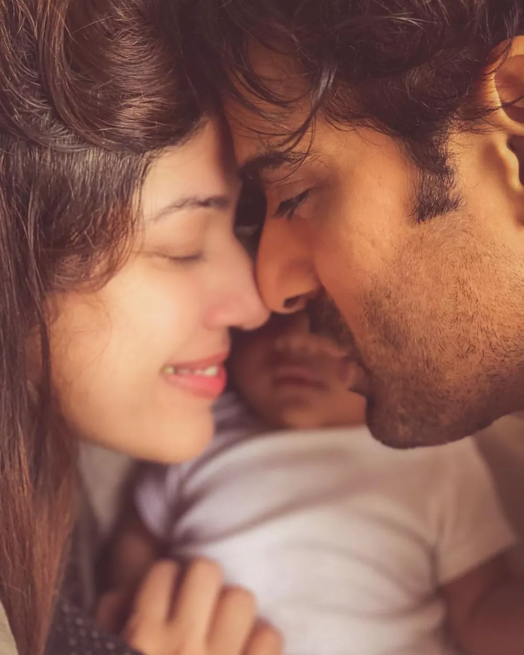 Addite Malik Sings 'Baspan Ka Pyaar' To Son, Ekbir As Lullaby, Hubby ...