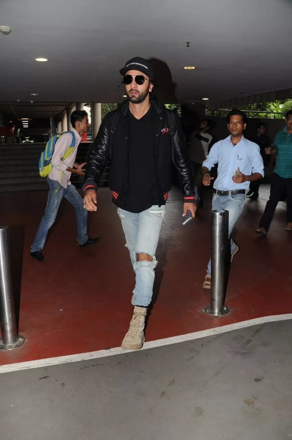 Alia Bhatt Steals Her Beau, Ranbir Kapoor's Cap While He Is Away From ...