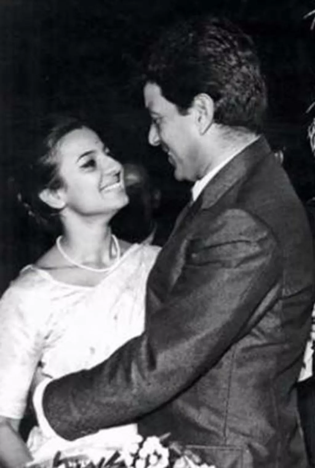 When Tanuja Slapped Dharmendra On The Sets Of Their Film, 'Chand Aur ...