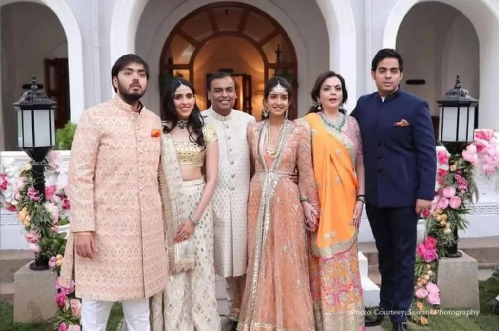 Radhika Merchant Twins With BF, Anant Ambani, Cutely Holds Nita Ambani ...
