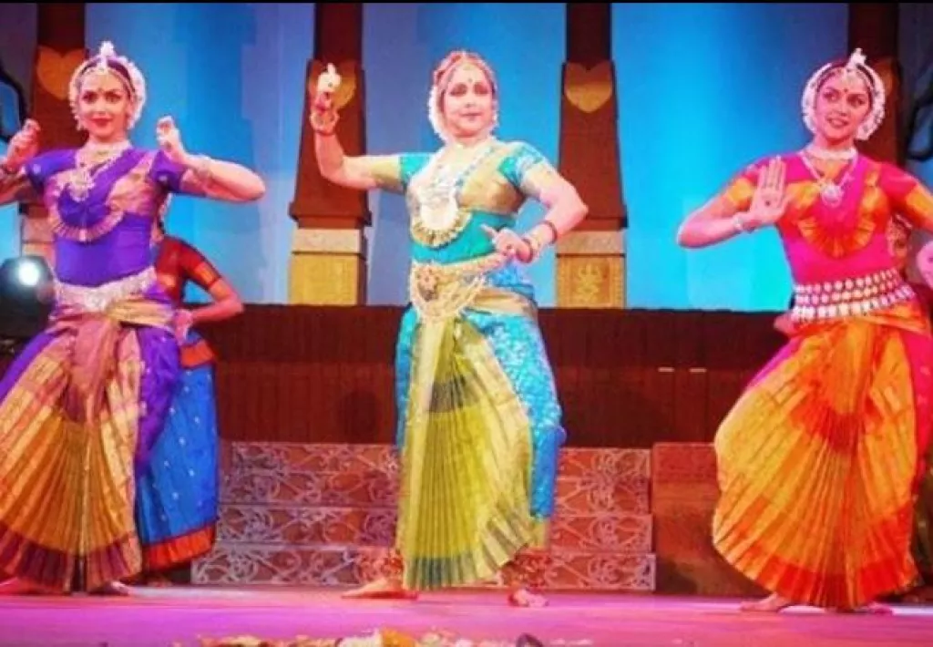 Hema Malini Grabs Eyeballs With Her Stunning 'Radha Ras Bhari' Dance On ...