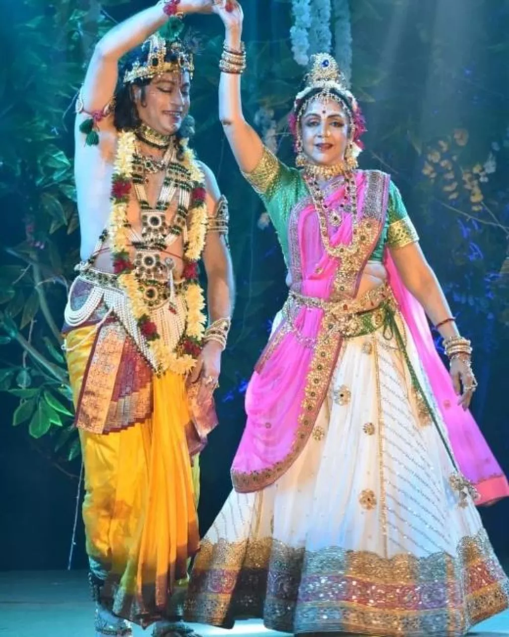 Hema Malini Grabs Eyeballs With Her Stunning 'Radha Ras Bhari' Dance On ...