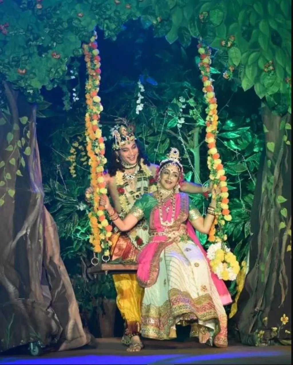 Hema Malini Grabs Eyeballs With Her Stunning 'Radha Ras Bhari' Dance On ...
