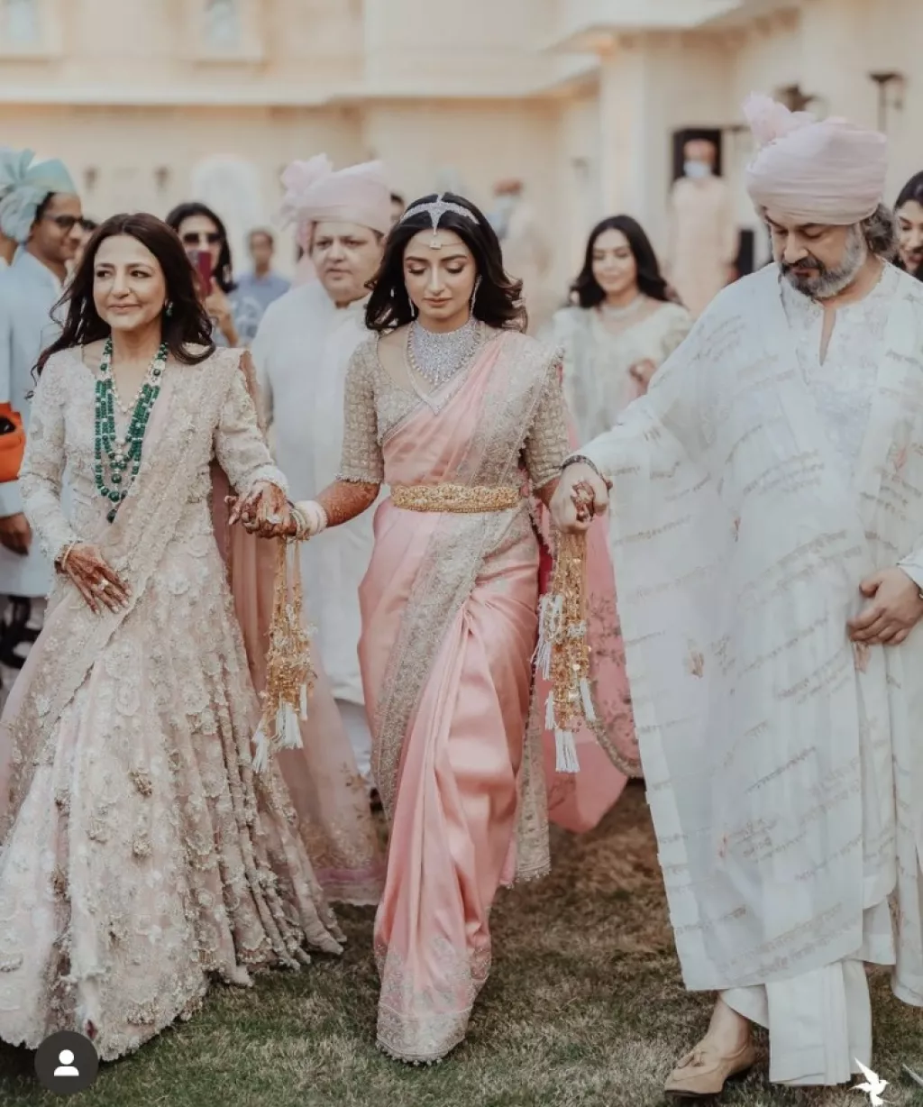 8 Anamika Khanna Brides Who Stole The Show On Their Wedding Day With ...