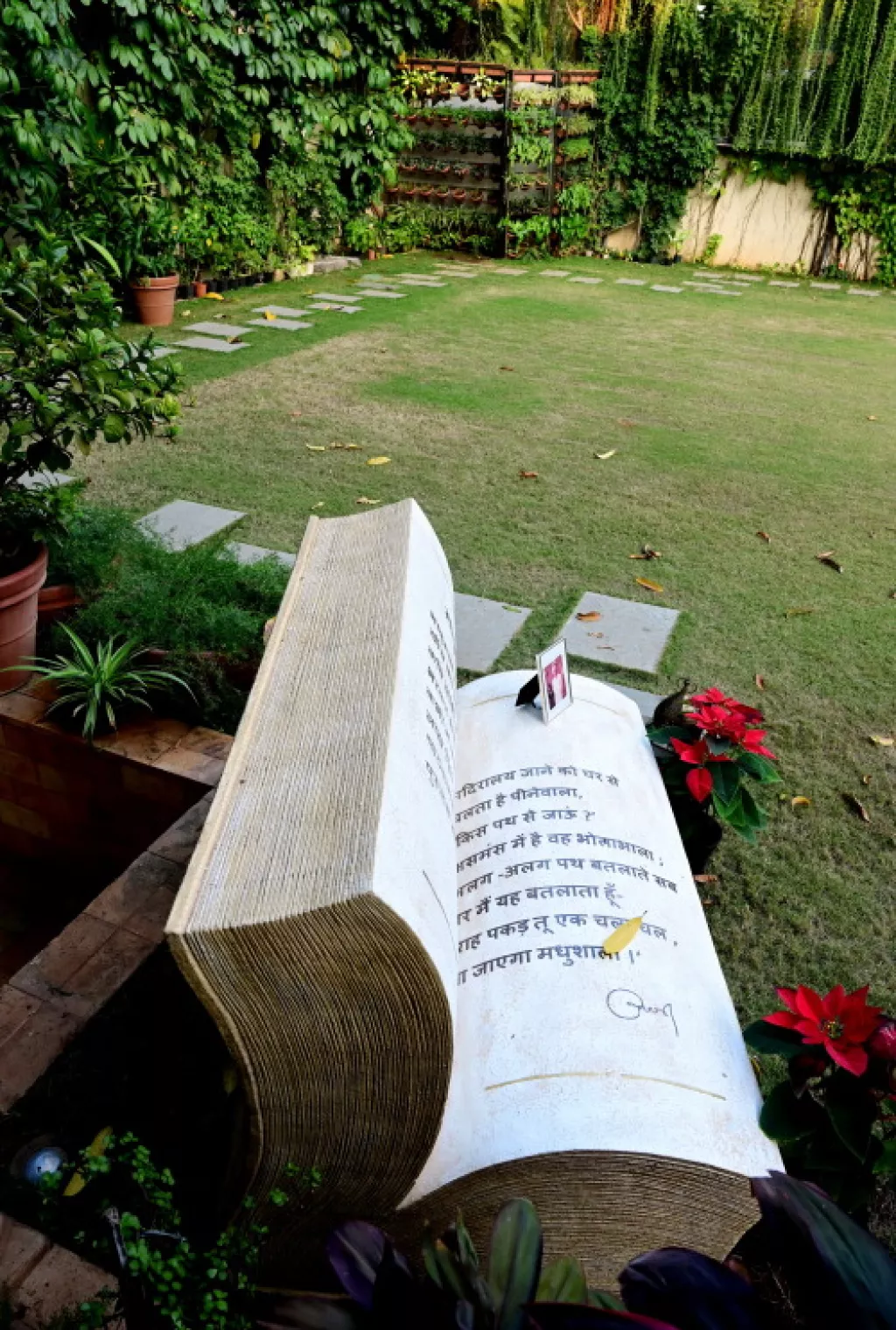 Amitabh Bachchan's Home 'Jalsa' Features A Bench Made In Honour Of His ...