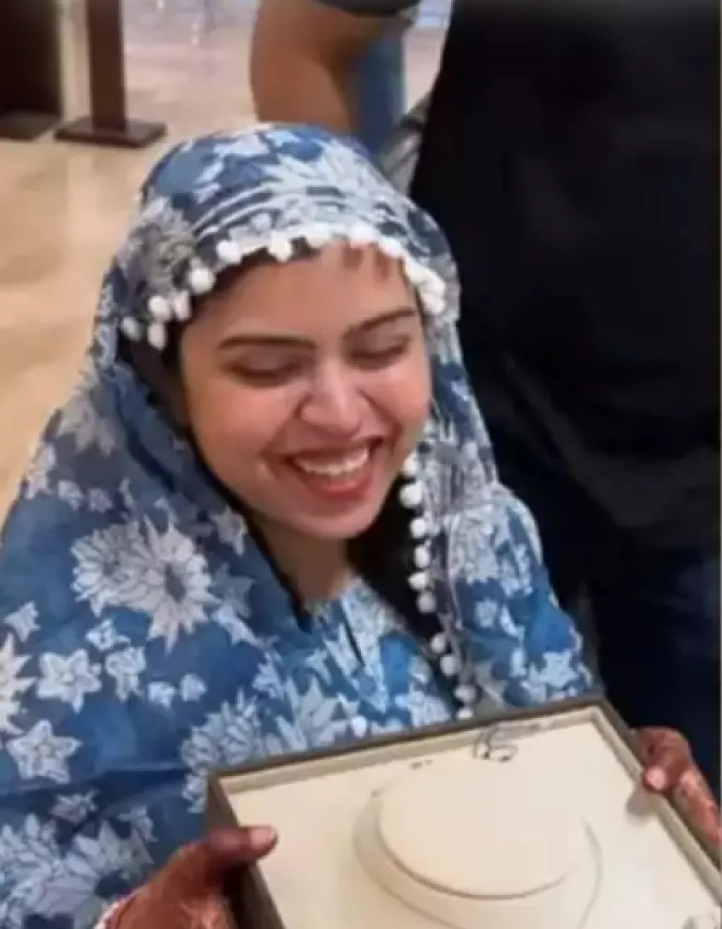 Shoaib Ibrahim Gifts A Special Diamond Necklace To His Sister, Saba ...