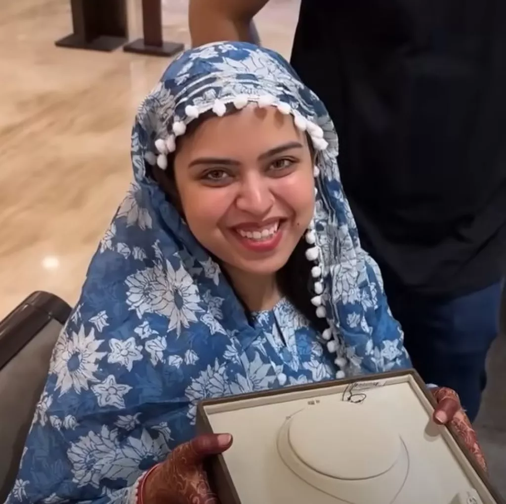 Shoaib Ibrahim Gifts A Special Diamond Necklace To His Sister, Saba ...