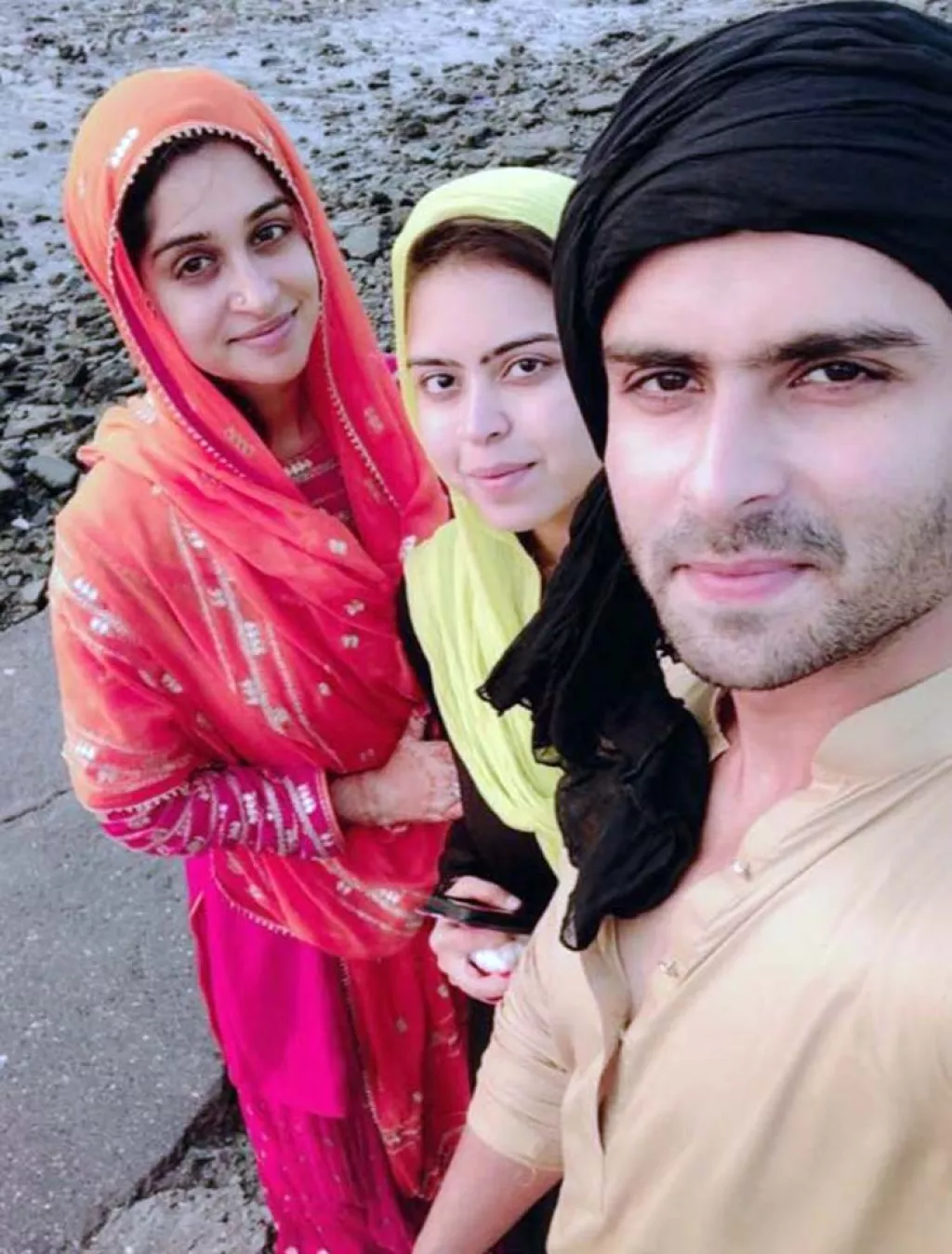Shoaib Ibrahim Gifts A Special Diamond Necklace To His Sister, Saba ...