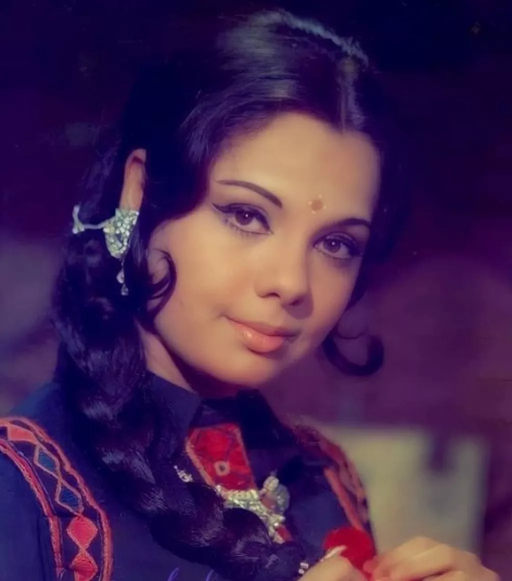 Throwback Picture Of Dimple Kapadia Taking A Close Look At Mumtaz's ...