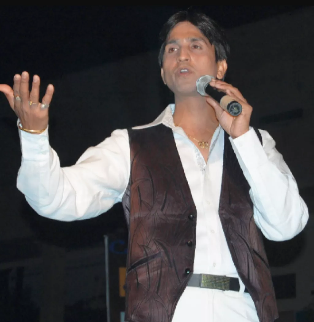 Kumar Vishwas And His Wife Manju Sharma's Love Story: From College ...