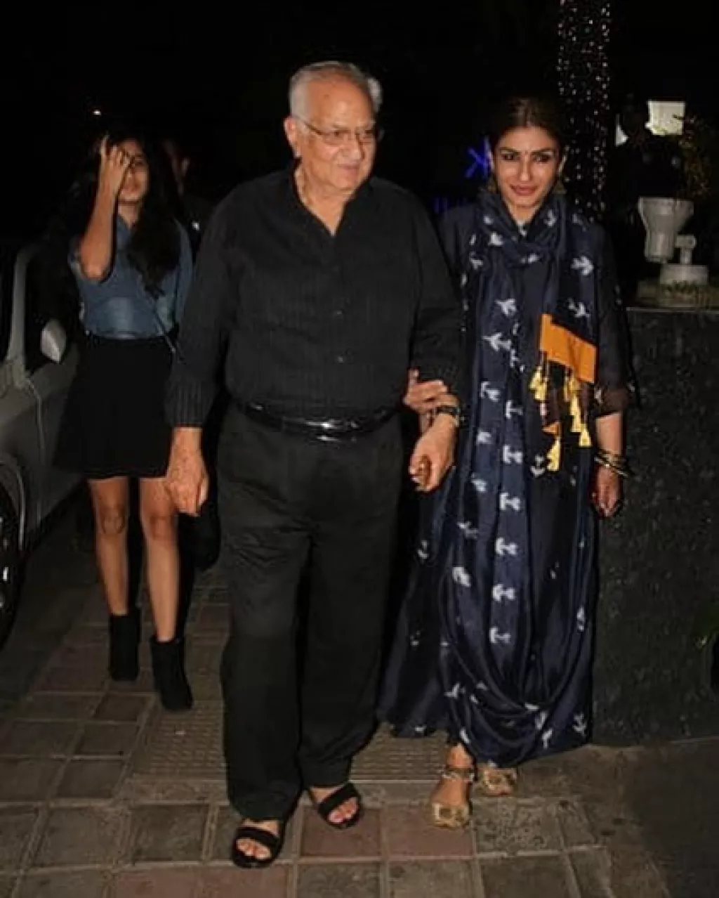 Teary-Eyed, Raveena Tandon Performs Last Rites Of Her Father, Ravi ...