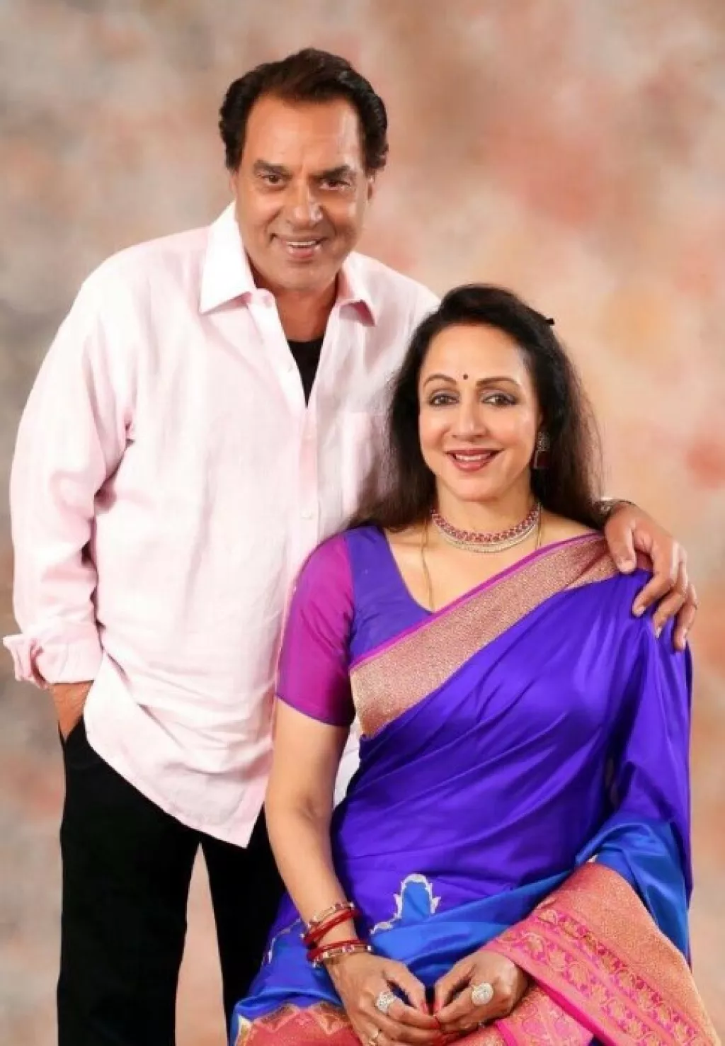 Unseen Picture Of Dharmendra And Hema Malini Holding Each Other's Hands ...