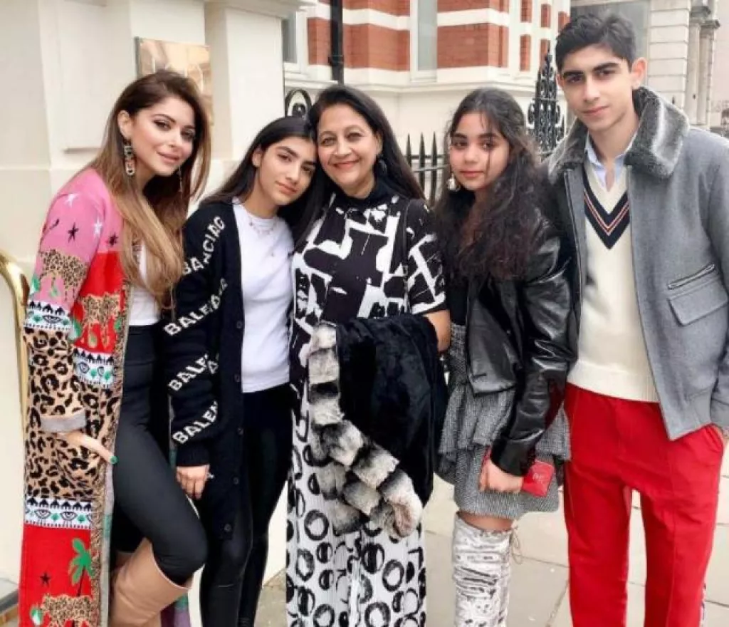 Bride-To-Be, Kanika Kapoor Dazzles In A Green Sequinned Lehenga At Her ...