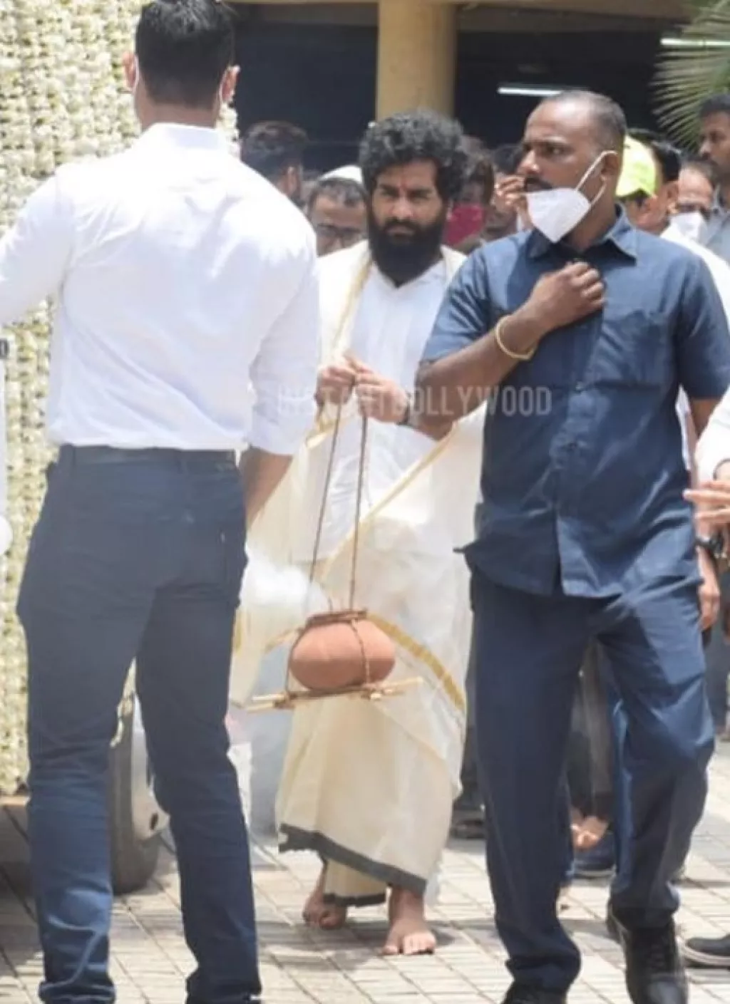 KK's Son, Nakul Krishna Kunnath Looks Devastated At The Funeral As He ...