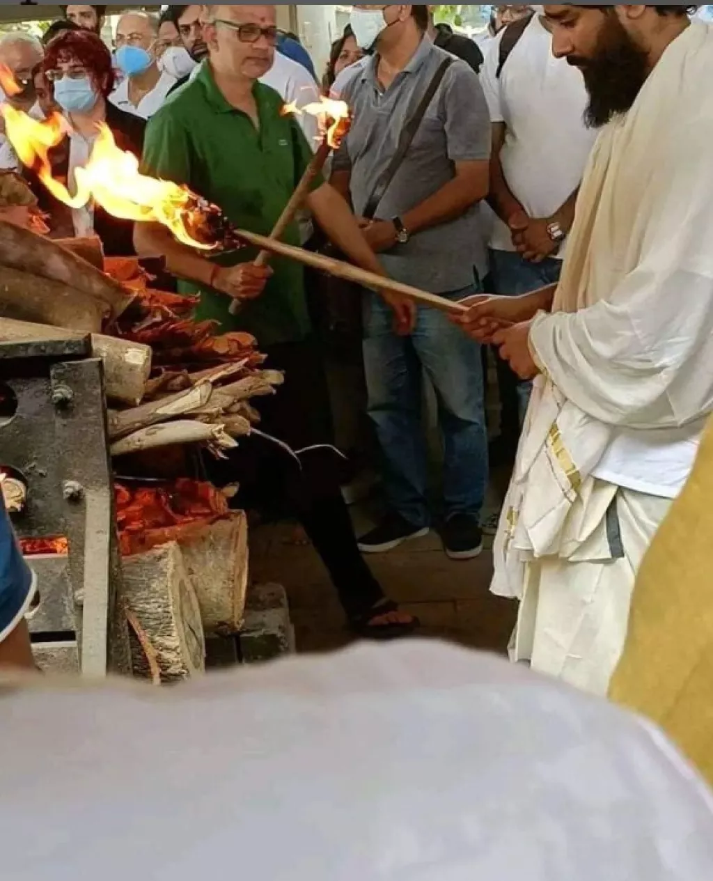 KK's Cremation: His Son, Nakul Krishna Kunnath Cries Inconsolably While ...