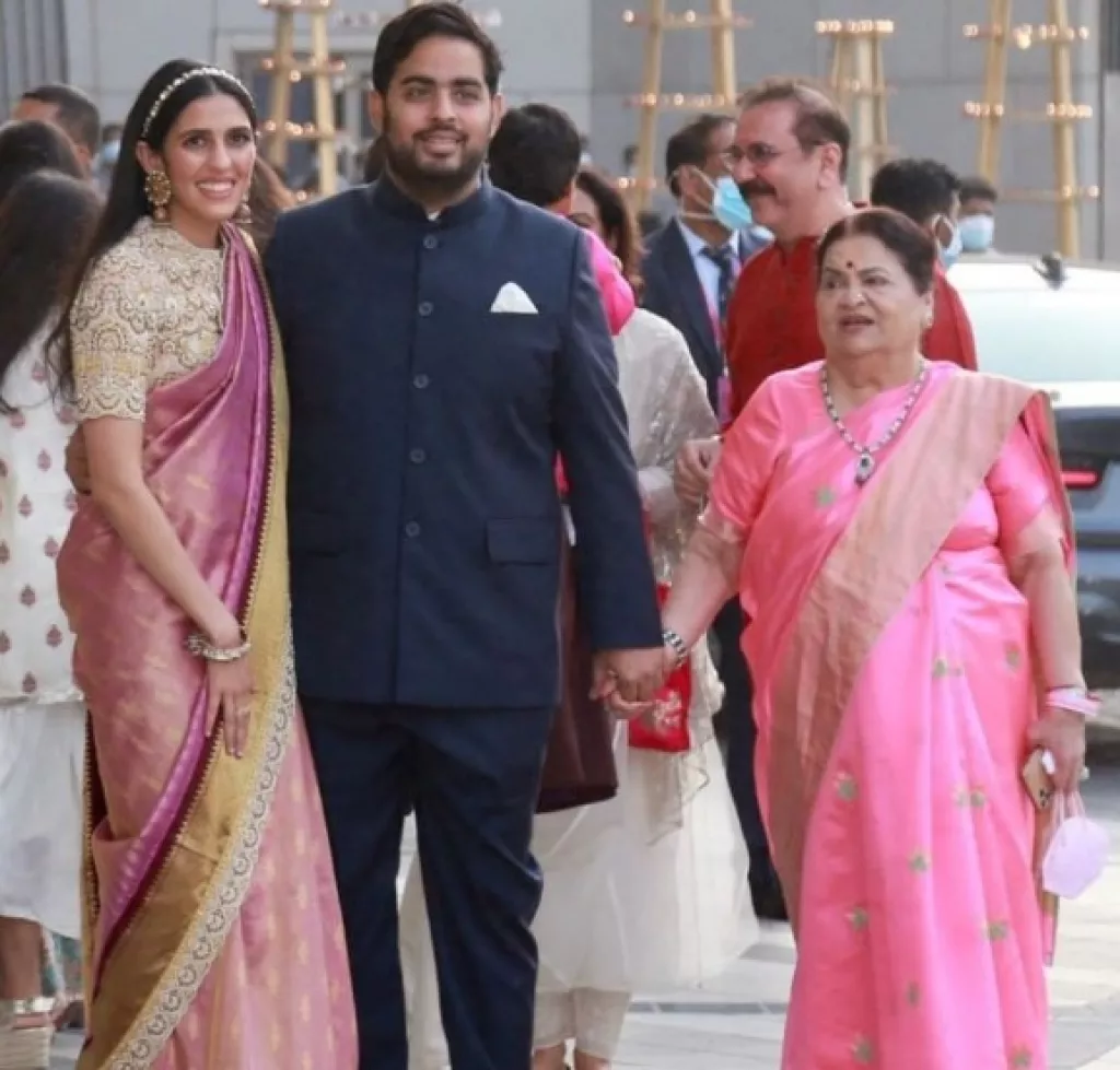 Dhirubhai Ambani's Daughter, Dipti Salgaoncar Poses With Radhika ...