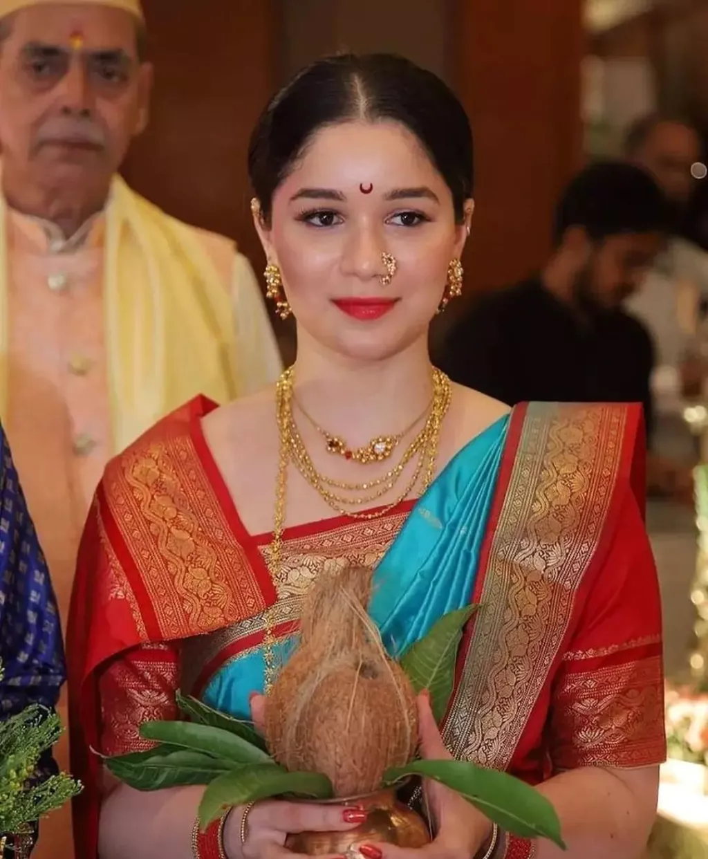 Sara Tendulkar Flaunts 'Mehendi' With Sister, Who Is Getting Married ...
